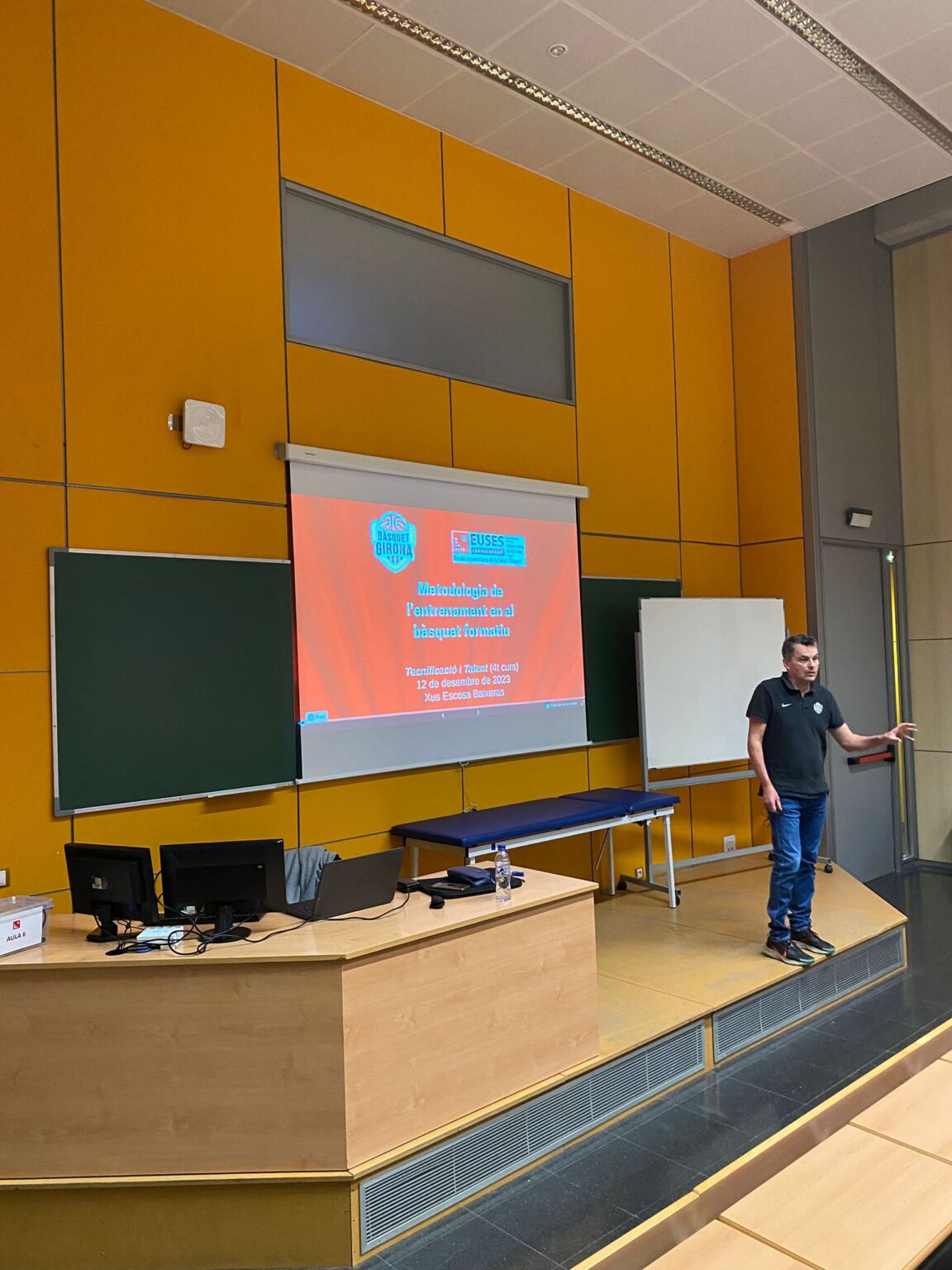 El profesor Jesus Escosa imparte una materclass dentro de la asignatura de Talento y ...