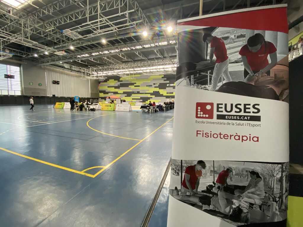 Las fisioterapeutas Elena Roca i Nerea Álvarez dan cobertura a dos ...