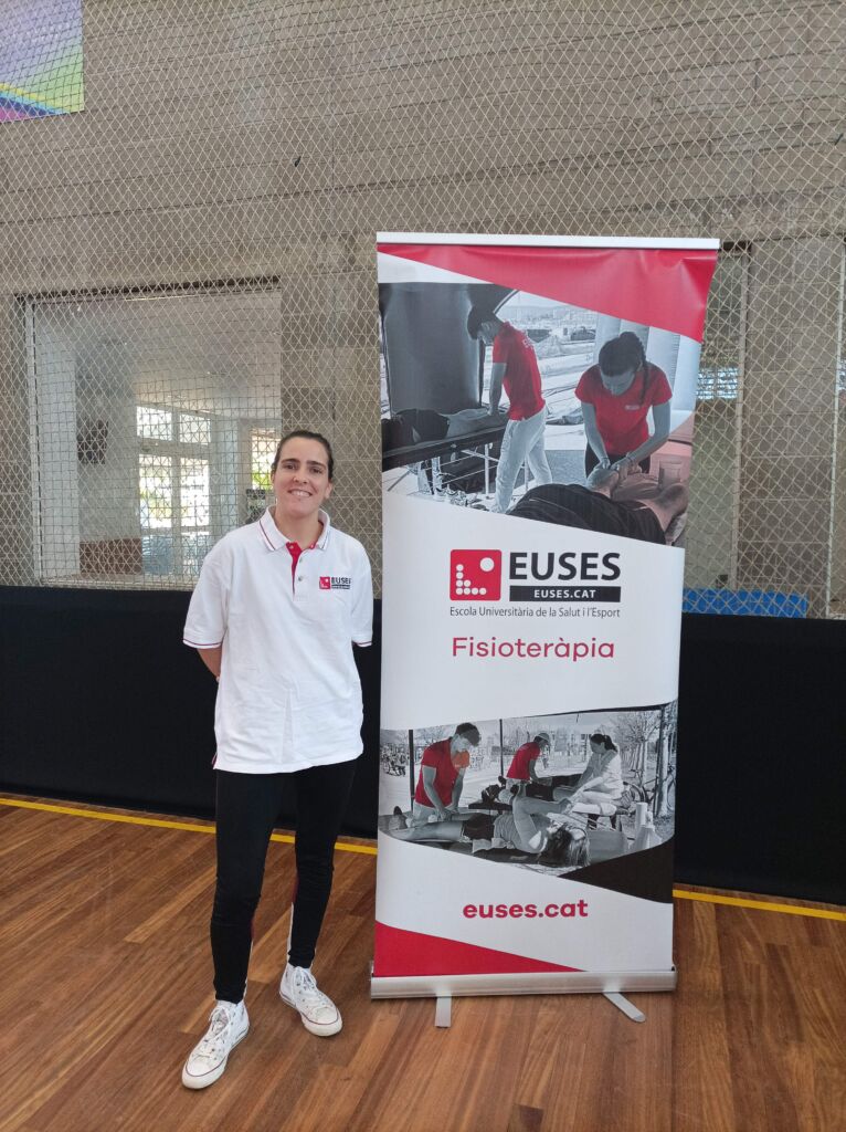 Les fisioterapeutes Elena Roca i Nerea Álvarez donen cobertura a dues ...